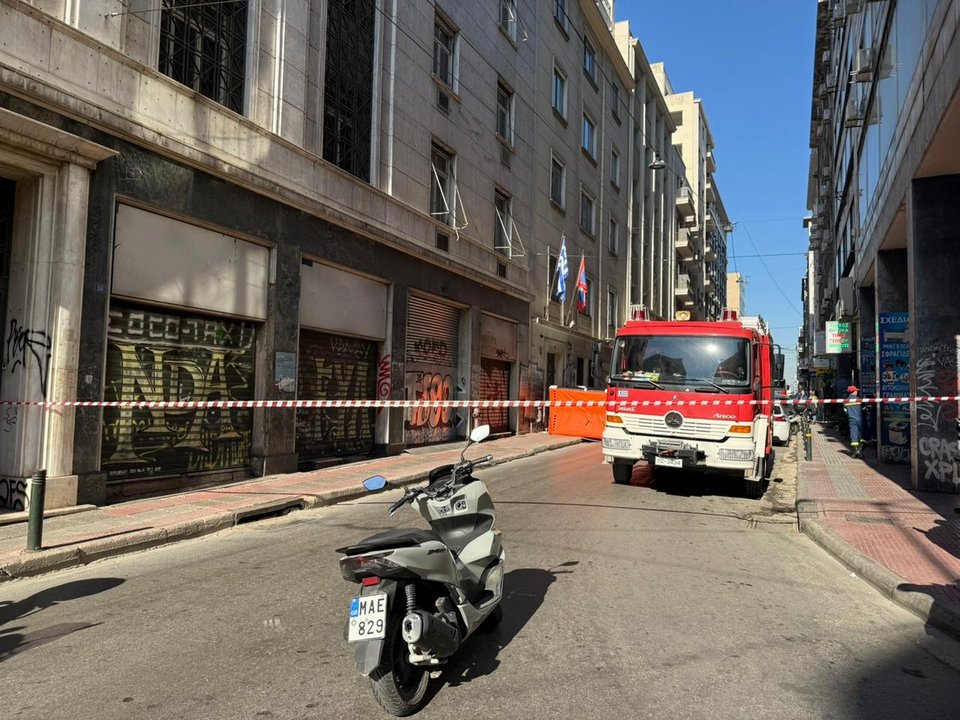 Ομόνοια: Άνδρας απειλεί να πέσει από την ταράτσα του κτίριου της Πολεοδομίας Αθηνών [βίντεο ...